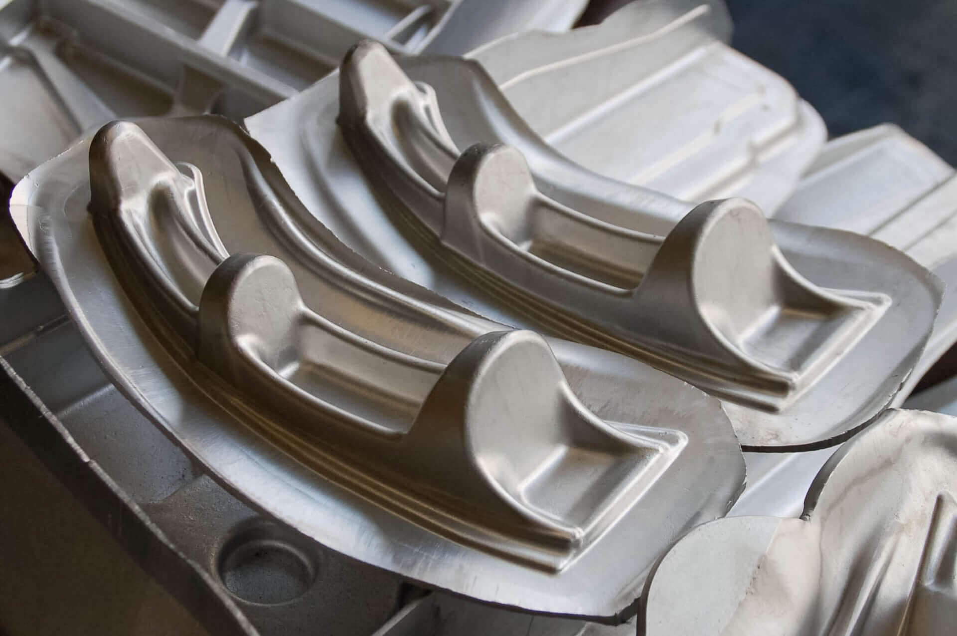 Fabricación aditiva, forjas, moldeos y otros procesos de producción